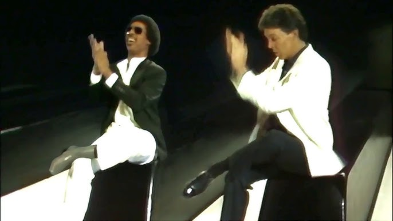 Ebony And Ivory - Paul McCartney & Stevie Wonder (1982) Ebony And Ivory - Paul McCartney & Stevie Wonder (1982)